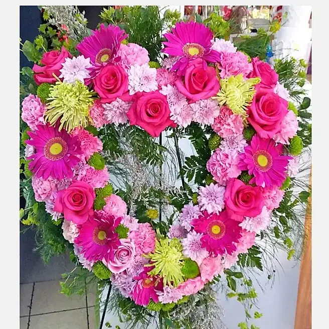 Floral Heart Shaped Standing Spray For Condolences canada | Gift Floral ...