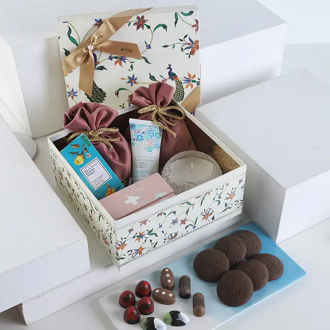 Buy/Send Shakkar Enhance Your Beauty Gift Box Online- FNP