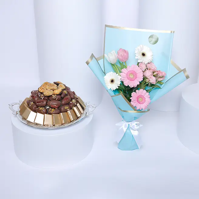 Flower Bouquet N Sweets Arranged In Tray qatar | Gift Flower Bouquet N ...